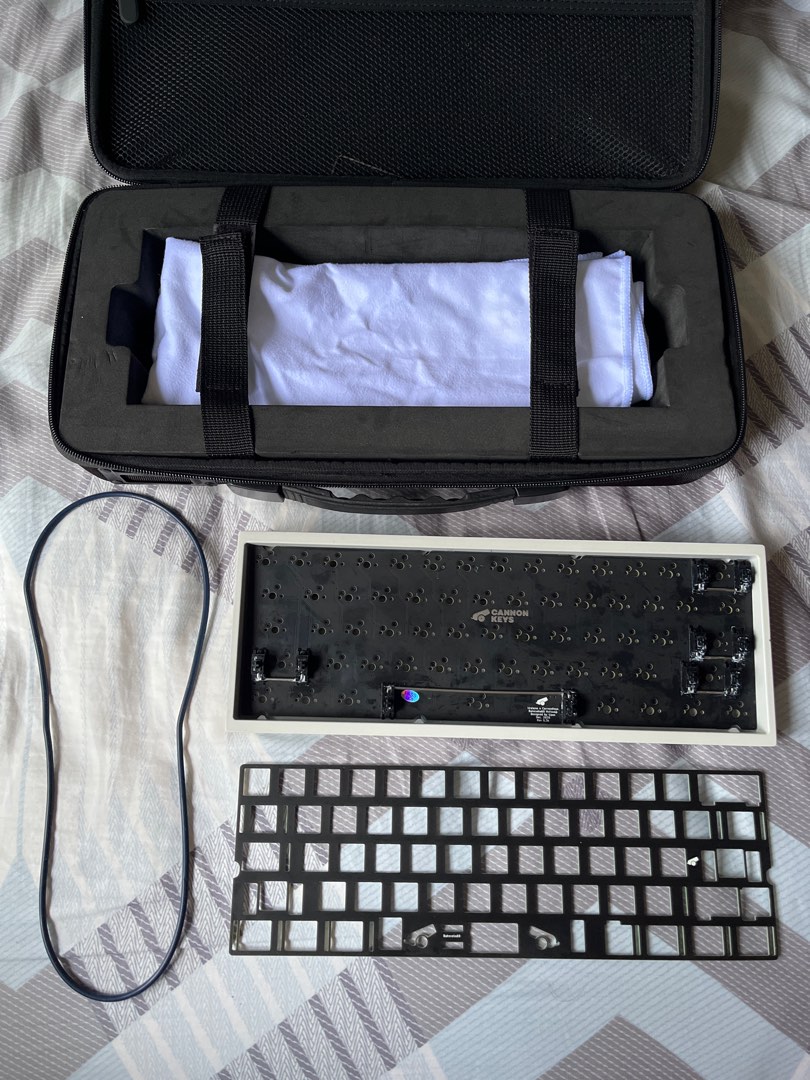 White Bakeneko60 kit with FR4 Plate + 77 Naevy Switches, Computers ...