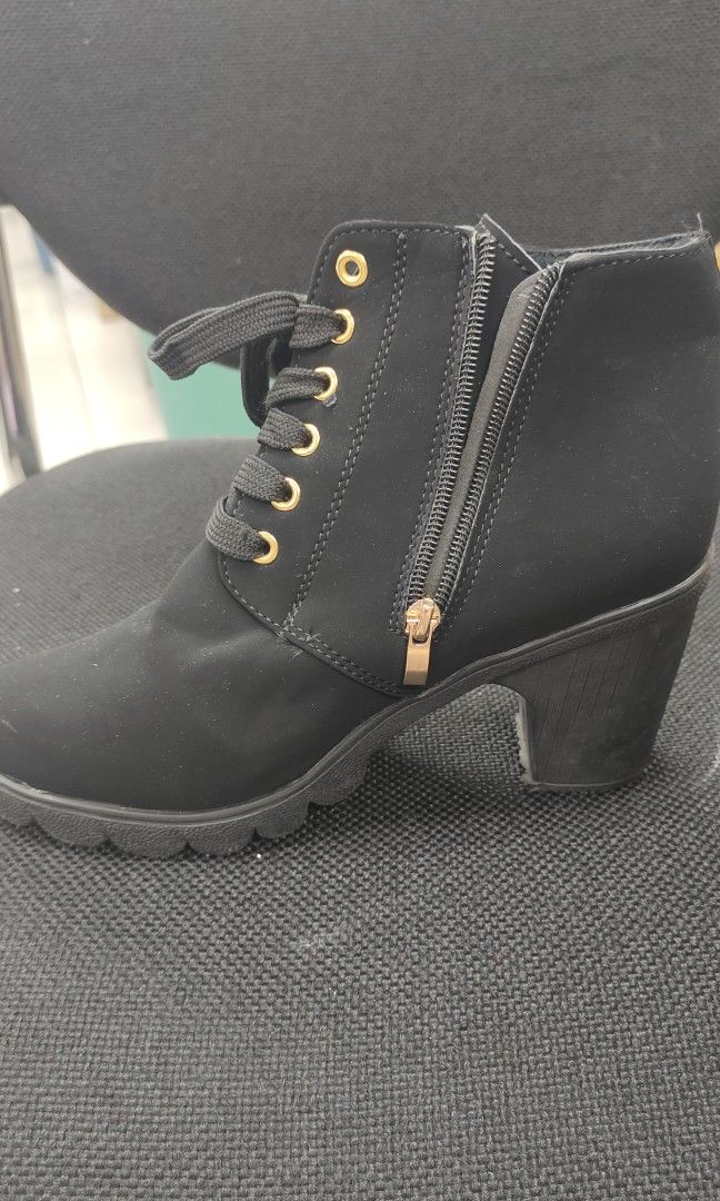 Dwarf boots, Women's Fashion, Footwear, Boots on Carousell