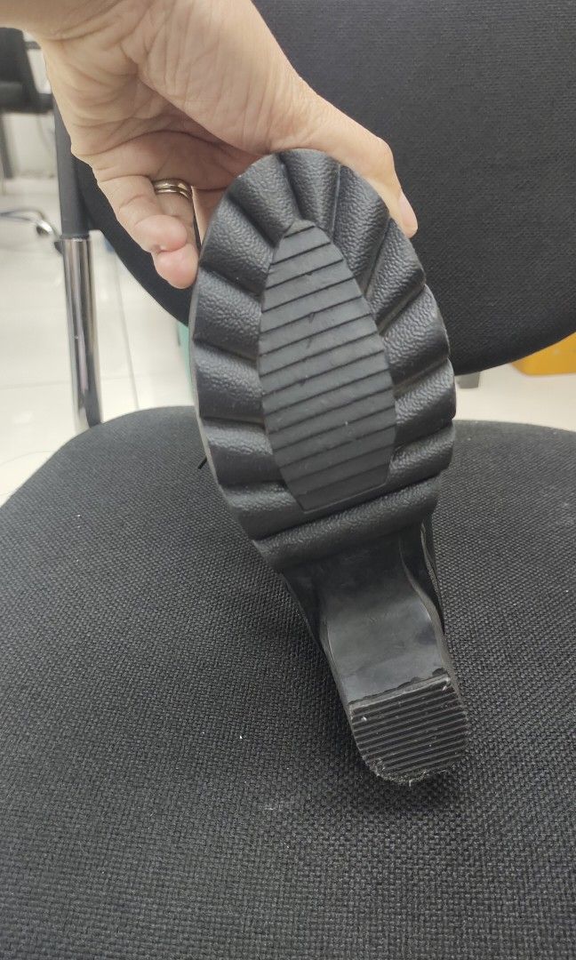 Dwarf boots, Women's Fashion, Footwear, Boots on Carousell