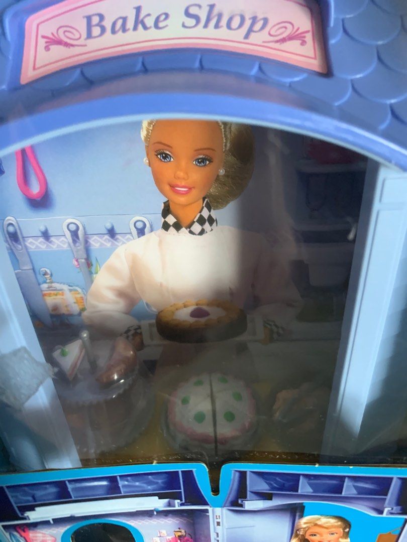 Barbie bake shop and cafe play set, 興趣及遊戲, 玩具 & 遊戲類 - Carousell
