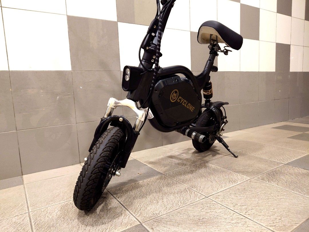 Electrowolf Cyclone E-scooter electric scooter bike bicycle stock ...