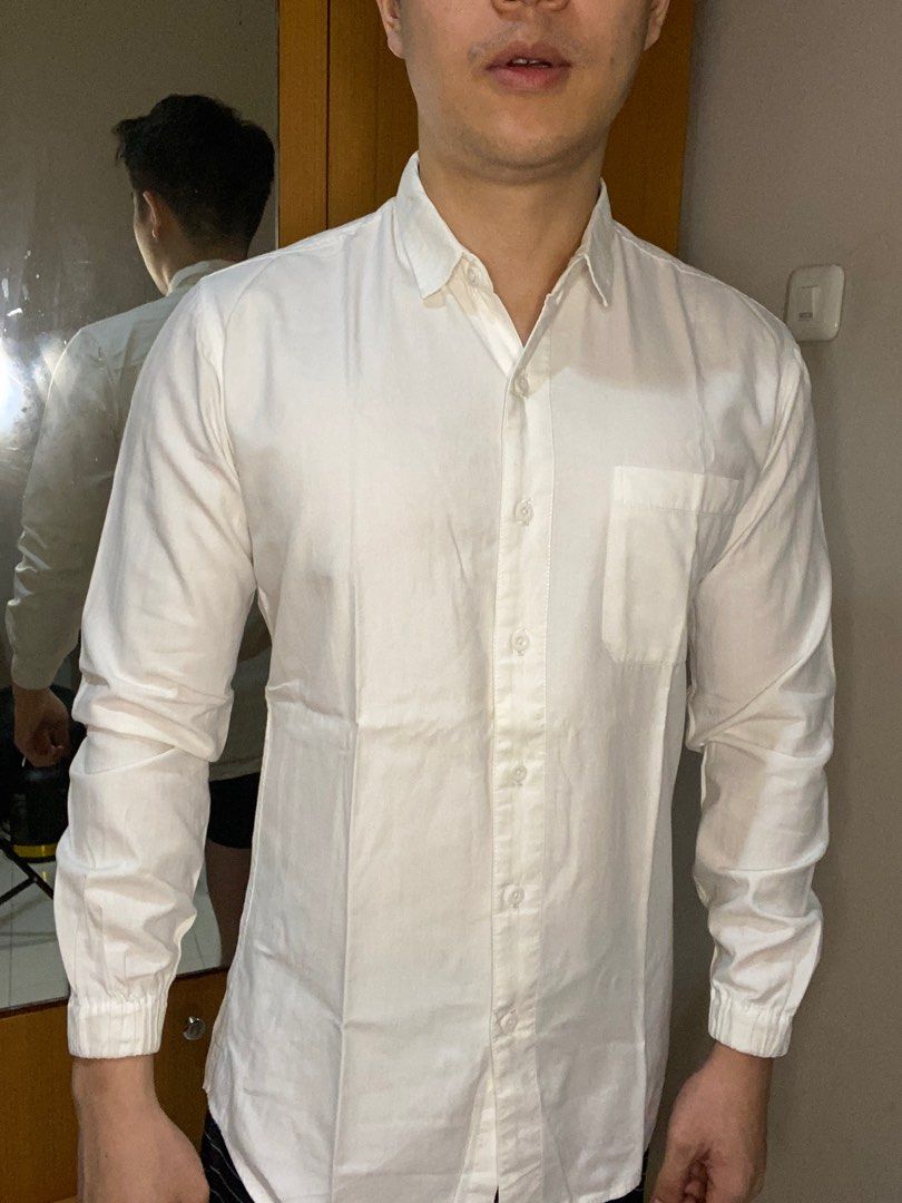 Kemeja putih pria keren, Fesyen Pria, Pakaian , Atasan di Carousell