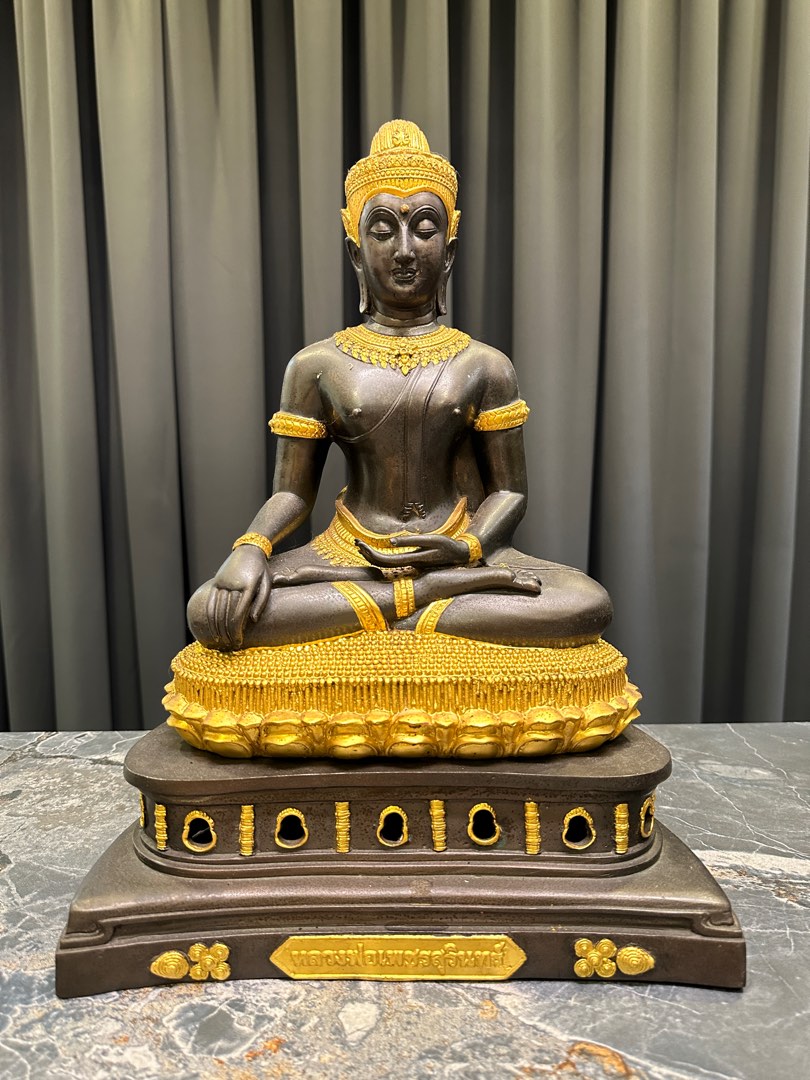 Luang Por Phra Putapetsurin Roon 1 Saoha Mahabarami B.E 2543 - LP Hong ...