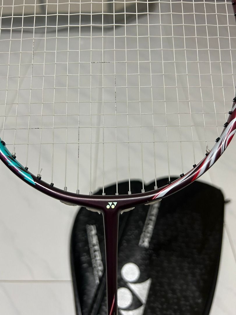 Yonex Astrox 100ZZ Kurenai (Viktor Axelsen), Sports Equipment, Sports ...