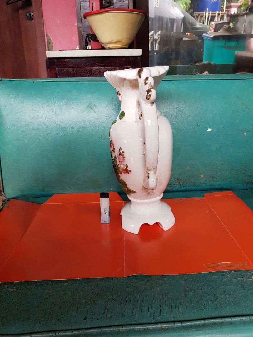 guci vas bunga eropa keramik porselain antik, Antik, Pajangan di Carousell