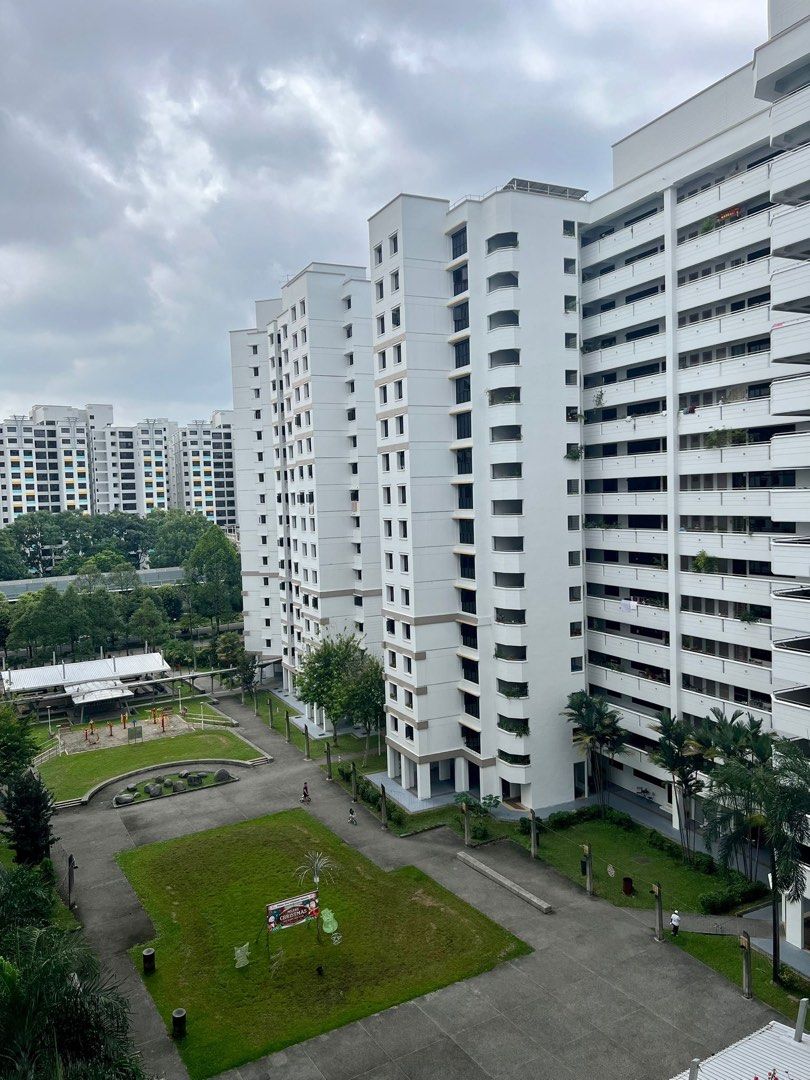 Minutes walk to Boon Lay MRT and Jurong Point, spacious 5-room for ...