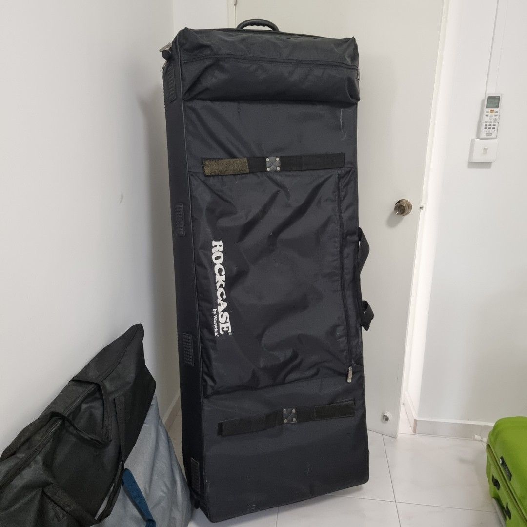 Huge warwick rockcase rolling gig bag padded soft flight case, Hobbies ...
