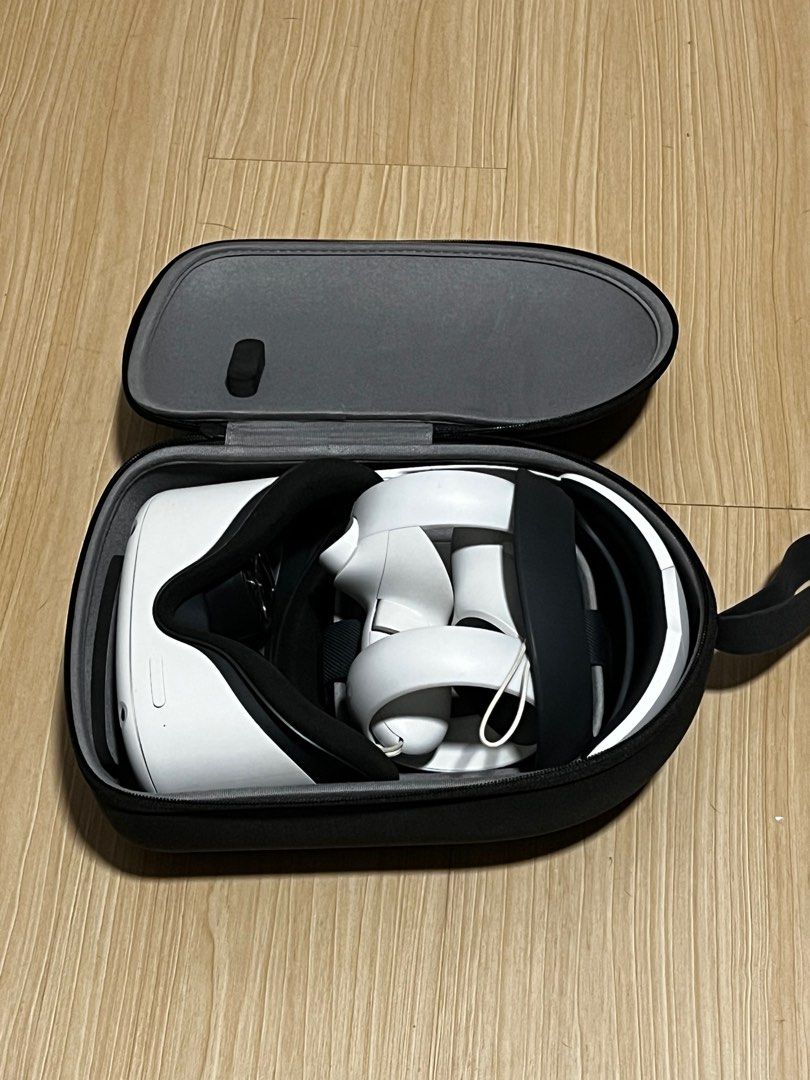Meta Quest 2 + pro strap + case!, Video Gaming, Gaming Accessories ...