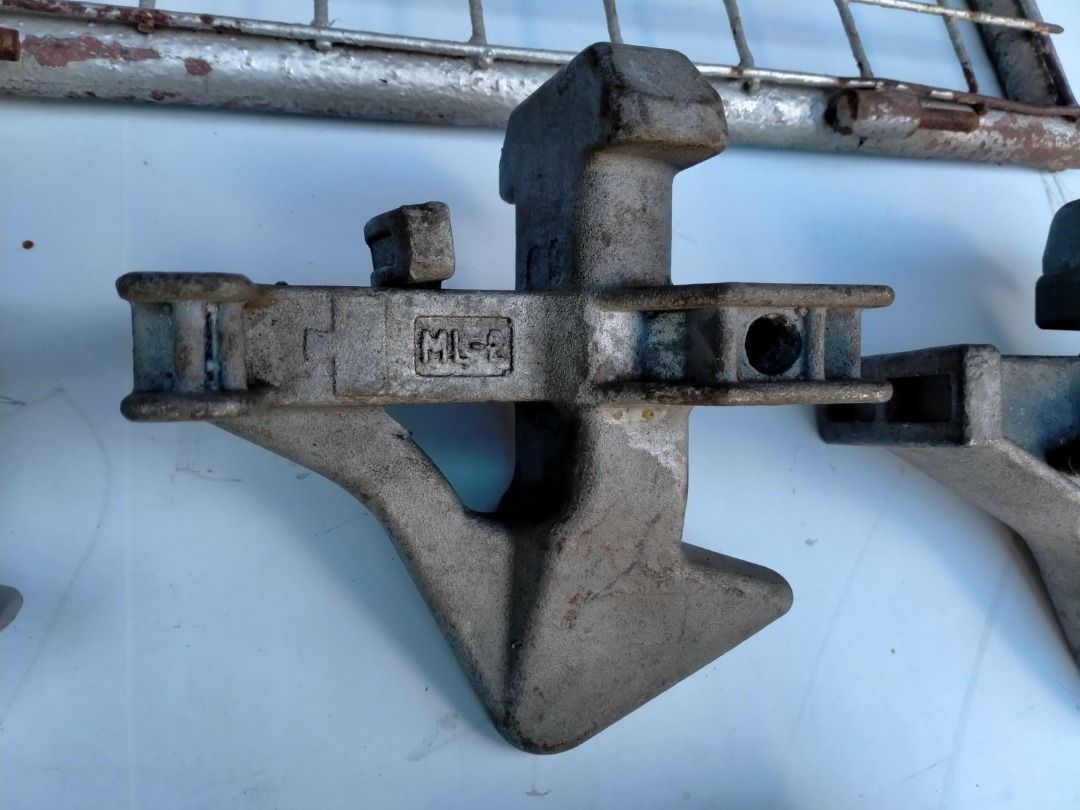 Midlock twistlock for 20ft shipping container lashing & stacking ...