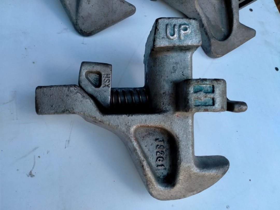 Midlock twistlock for 20ft shipping container lashing & stacking ...