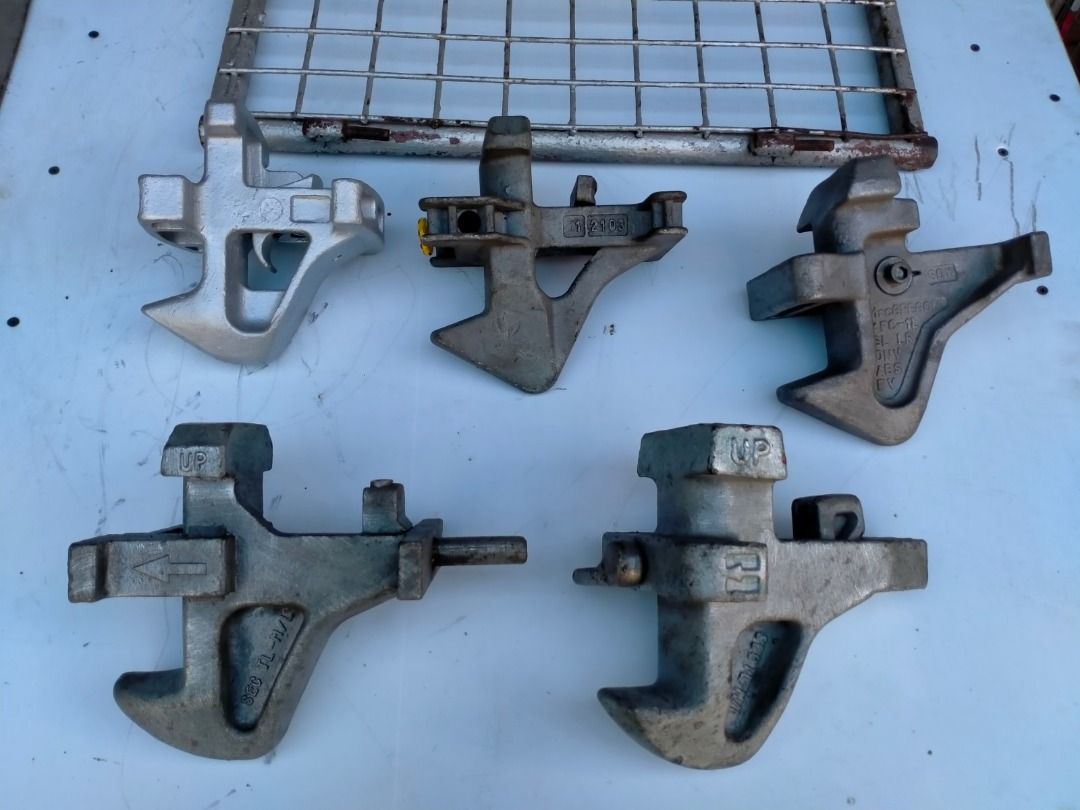 Midlock twistlock for 20ft shipping container lashing & stacking ...