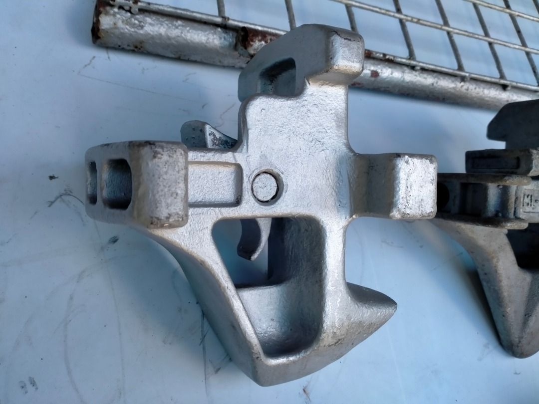 Midlock twistlock for 20ft shipping container lashing & stacking ...