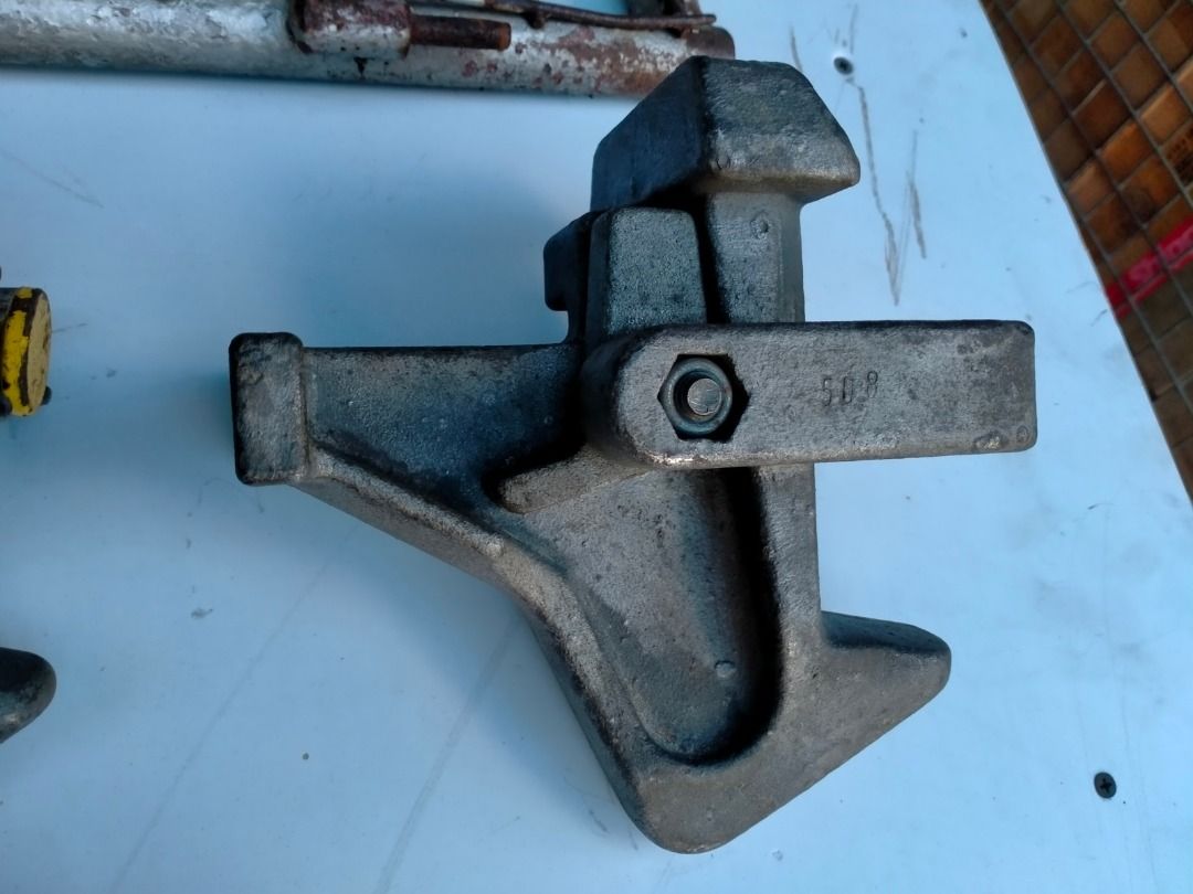 Midlock twistlock for 20ft shipping container lashing & stacking ...