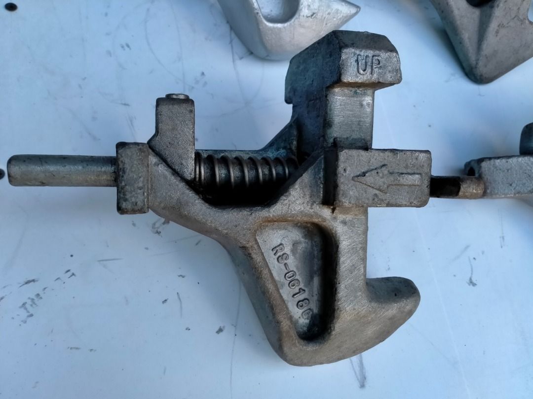 Midlock twistlock for 20ft shipping container lashing & stacking ...