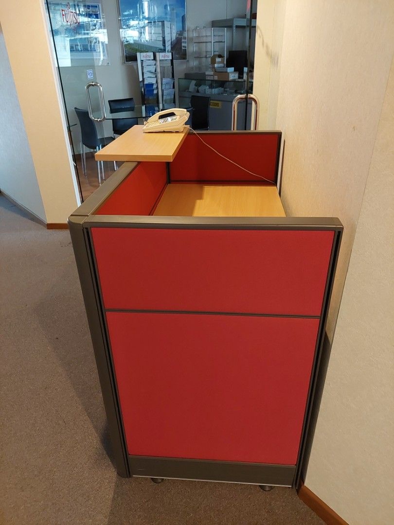 Office cubicle table, Perabotan Rumah di Carousell