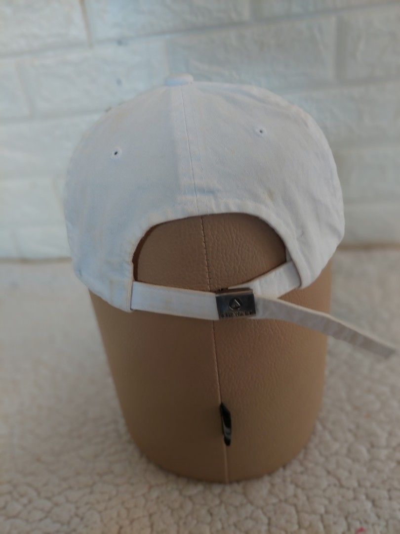 topi airwalk putih, Fesyen Pria, Aksesoris, Topi di Carousell