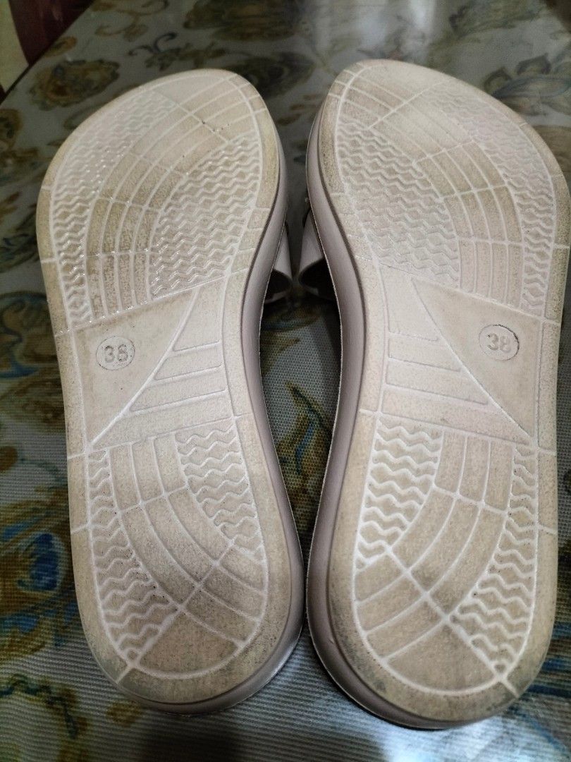 CLN flat, Women's Fashion, Footwear, Flats & Sandals on Carousell