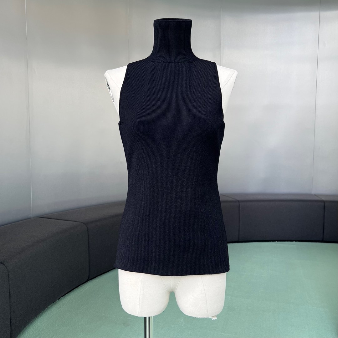 Gucci Turtle Neck Knit, Luxury, Apparel on Carousell