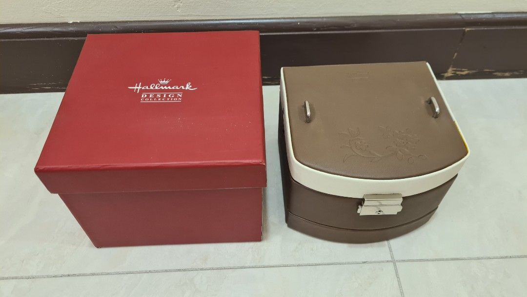 Hallmarks accessories box, Women's Fashion, Jewelry & Organisers ...