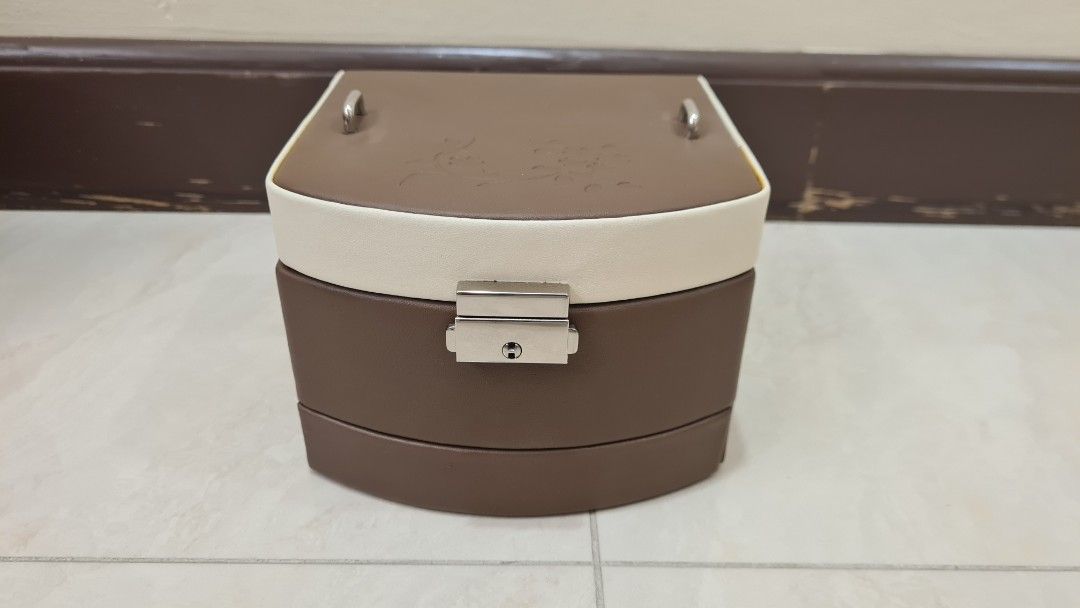 Hallmarks accessories box, Women's Fashion, Jewelry & Organisers ...