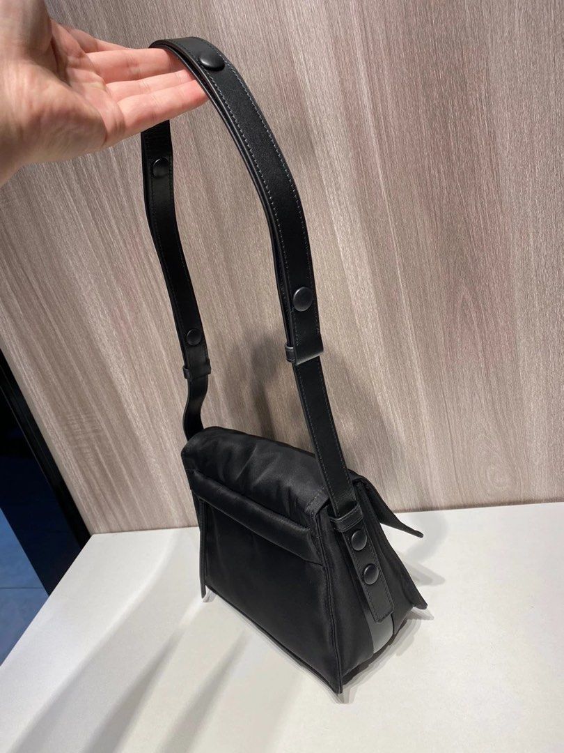 全新PRADA × Cini boeri聯名Re-Nylon Shoulder Bag, 名牌, 手袋及銀包 - Carousell