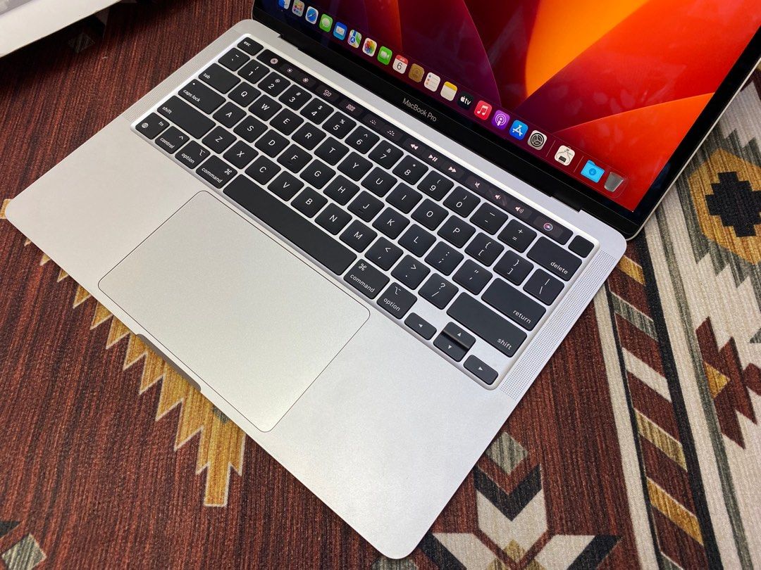 Silver - MacBook Pro 2020 Silver M1 Chip 8gb 256gb SSD 108cc 13.3-inch ...