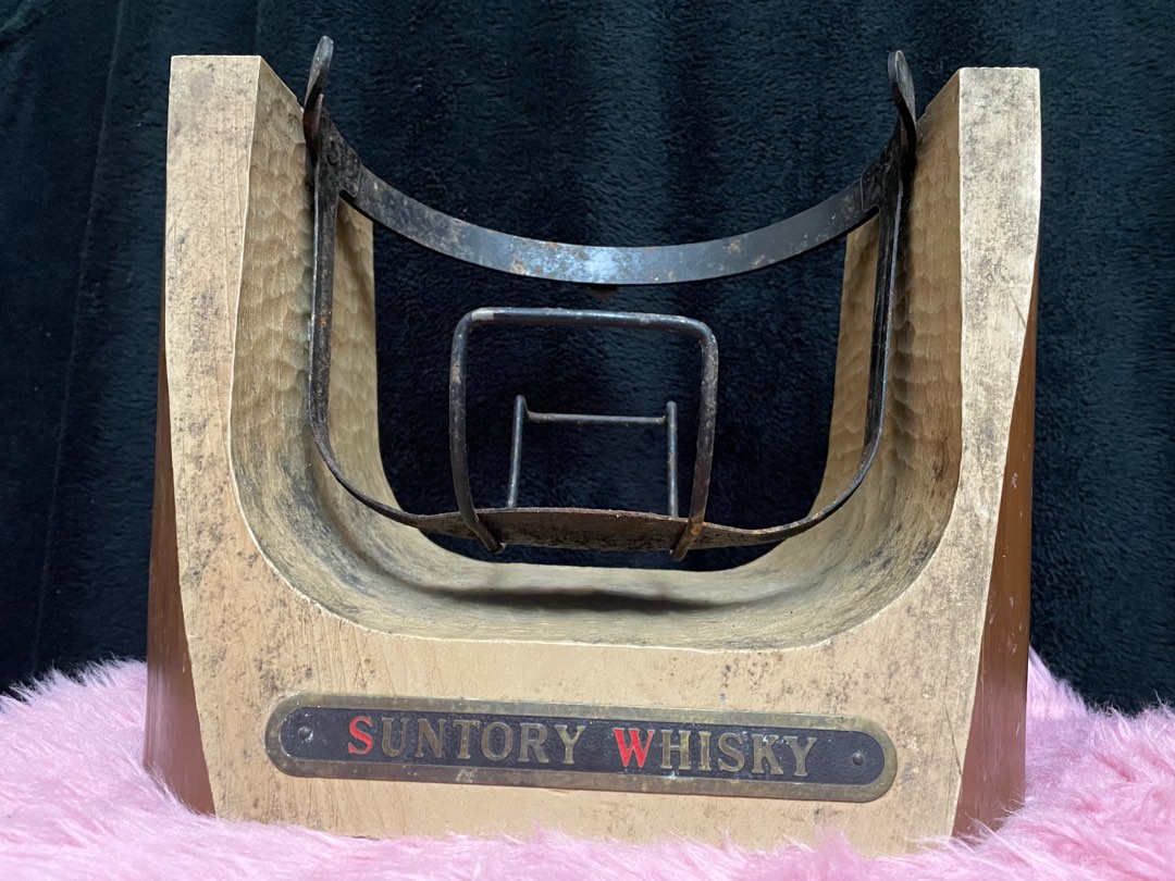 Suntory Pouring Cradle - no bottle, Hobbies & Toys, Memorabilia ...