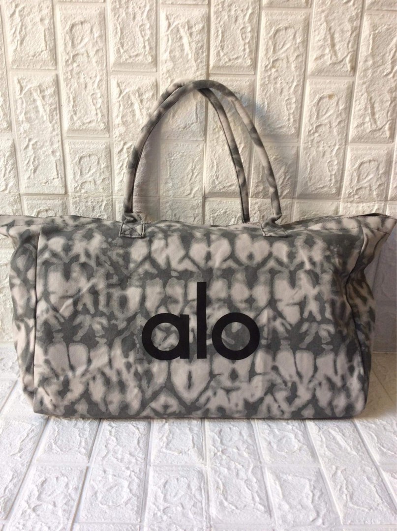 Alo Yoga Shoppers Bag Japan Brand, Women's Fashion, Bags & Wallets ...