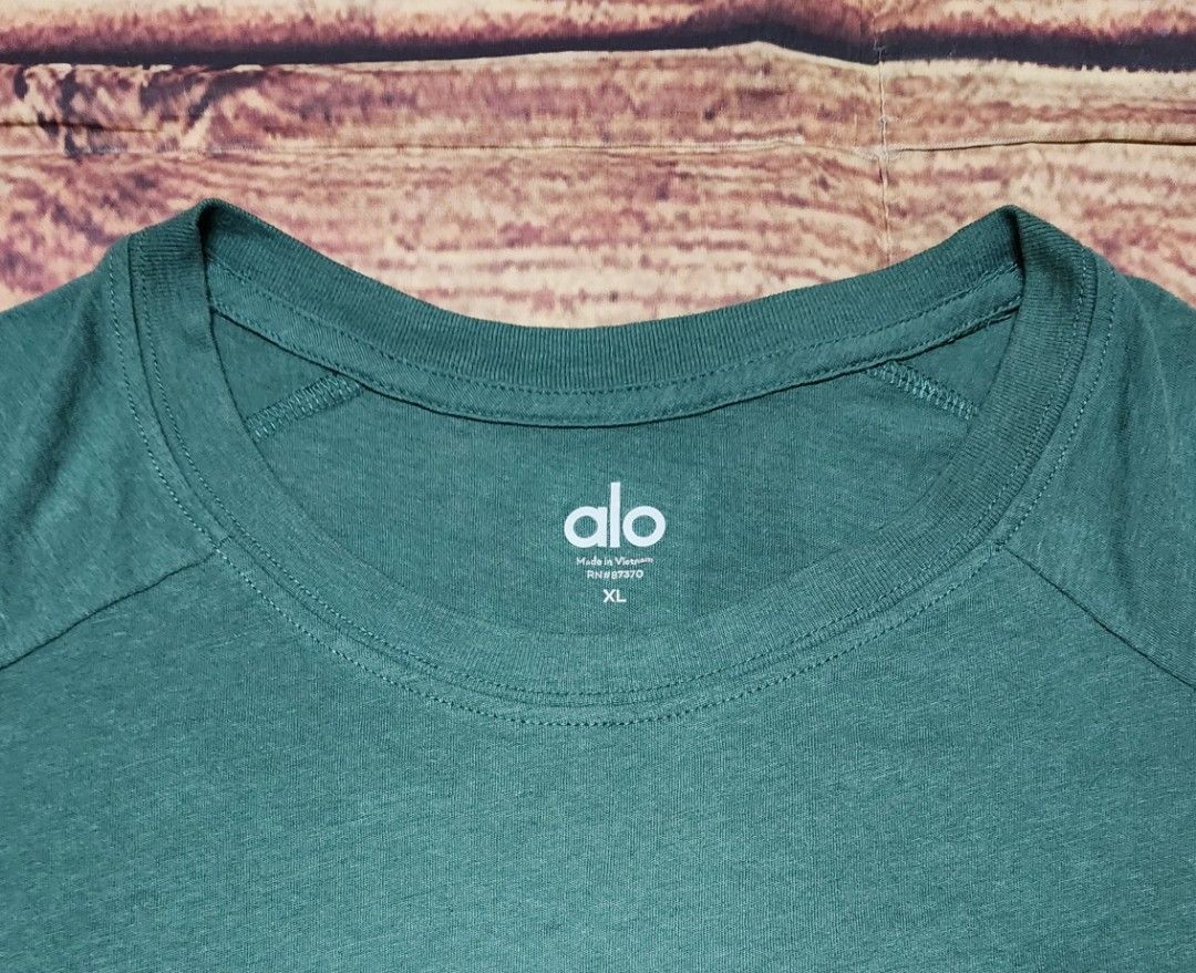 Alo Yoga Triumph Crew Neck Tee, Men's Fashion, Activewear on Carousell