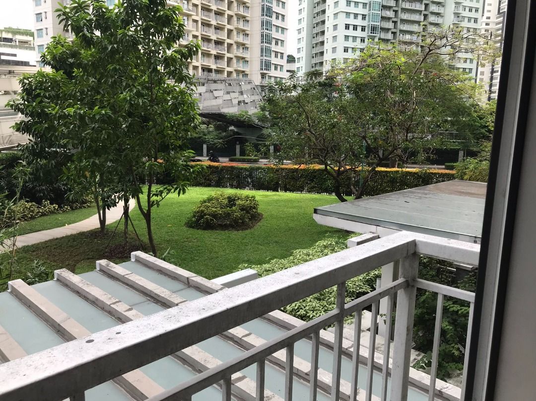 FIRE SALE! 45sqm 1BR Unit in Encino Building near SM Aura, Market ...