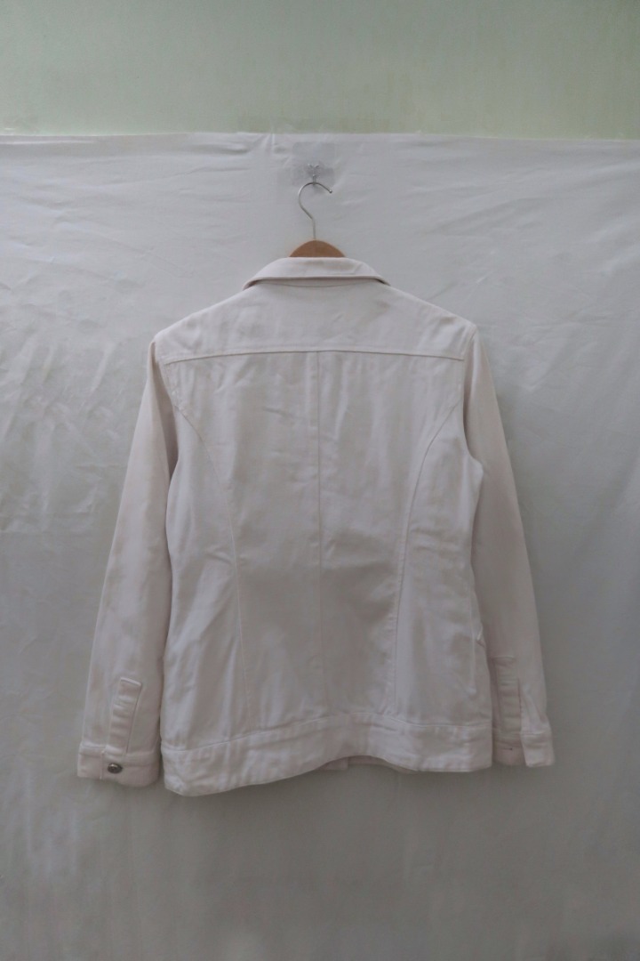 Jaket Denim Putih, Fesyen Wanita, Pakaian Wanita, Baju Luaran di Carousell