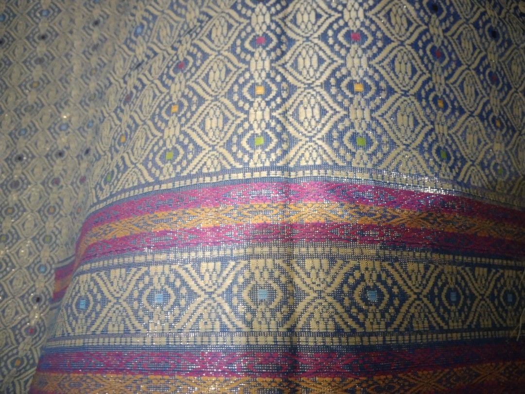 Kain Tenun dan selendang Kalimantan Bagus, Fesyen Wanita, Pakaian Wanita, Bawahan di Carousell