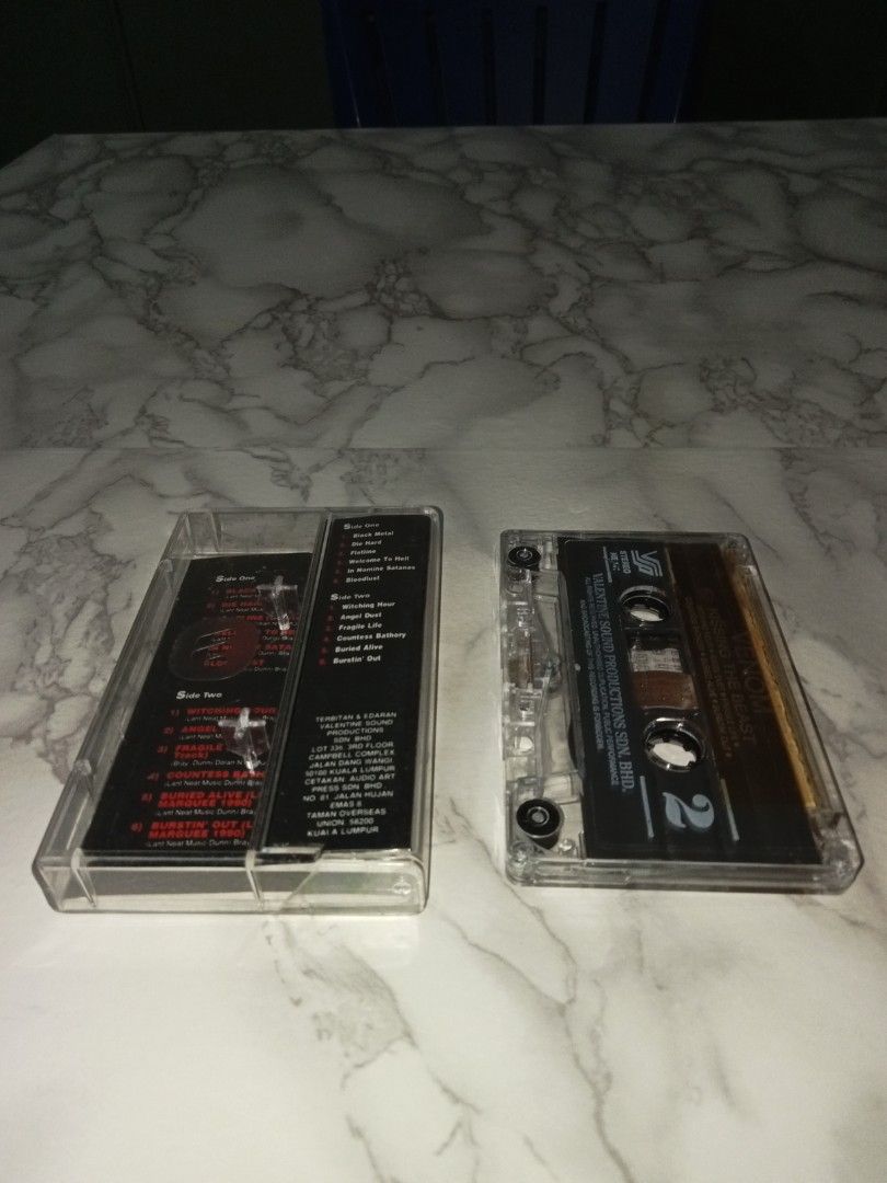 Kaset Venom 'Kissing The Beast', Hobbies & Toys, Music & Media, CDs ...