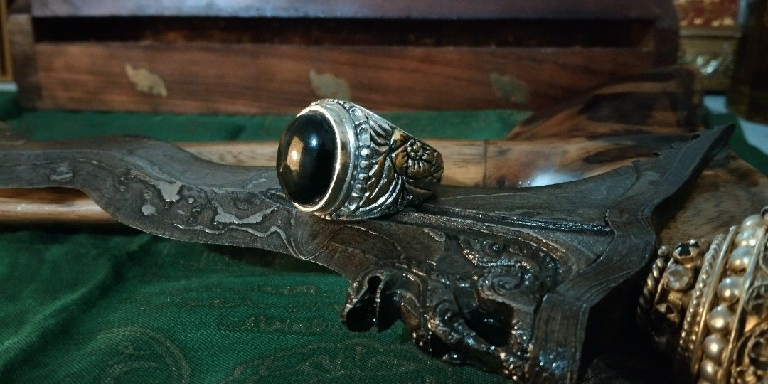 Kayu Raja Penunduk Malam, Hobbies & Toys, Memorabilia & Collectibles ...