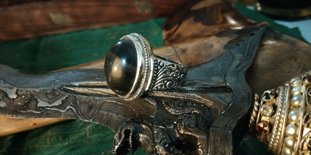 Kayu Raja Penunduk Malam, Hobbies & Toys, Memorabilia & Collectibles ...