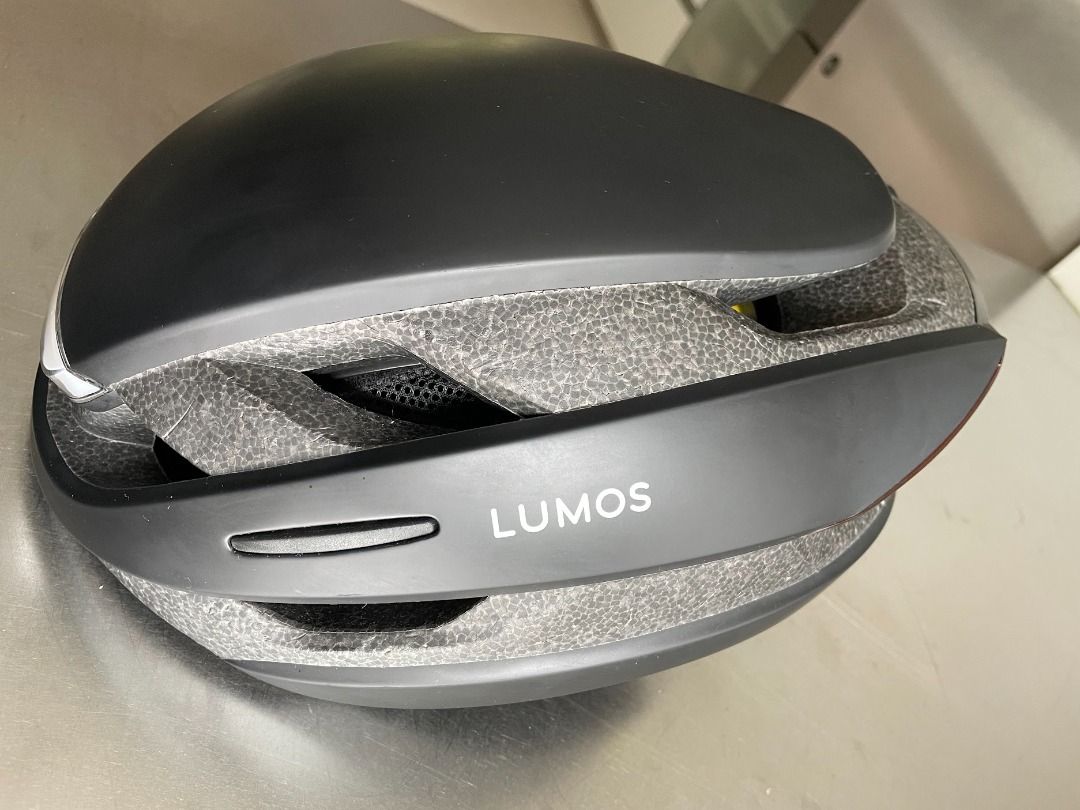 Lumos Ultra Helmut with MIPS protective layer and Lumos Remote Lite ...