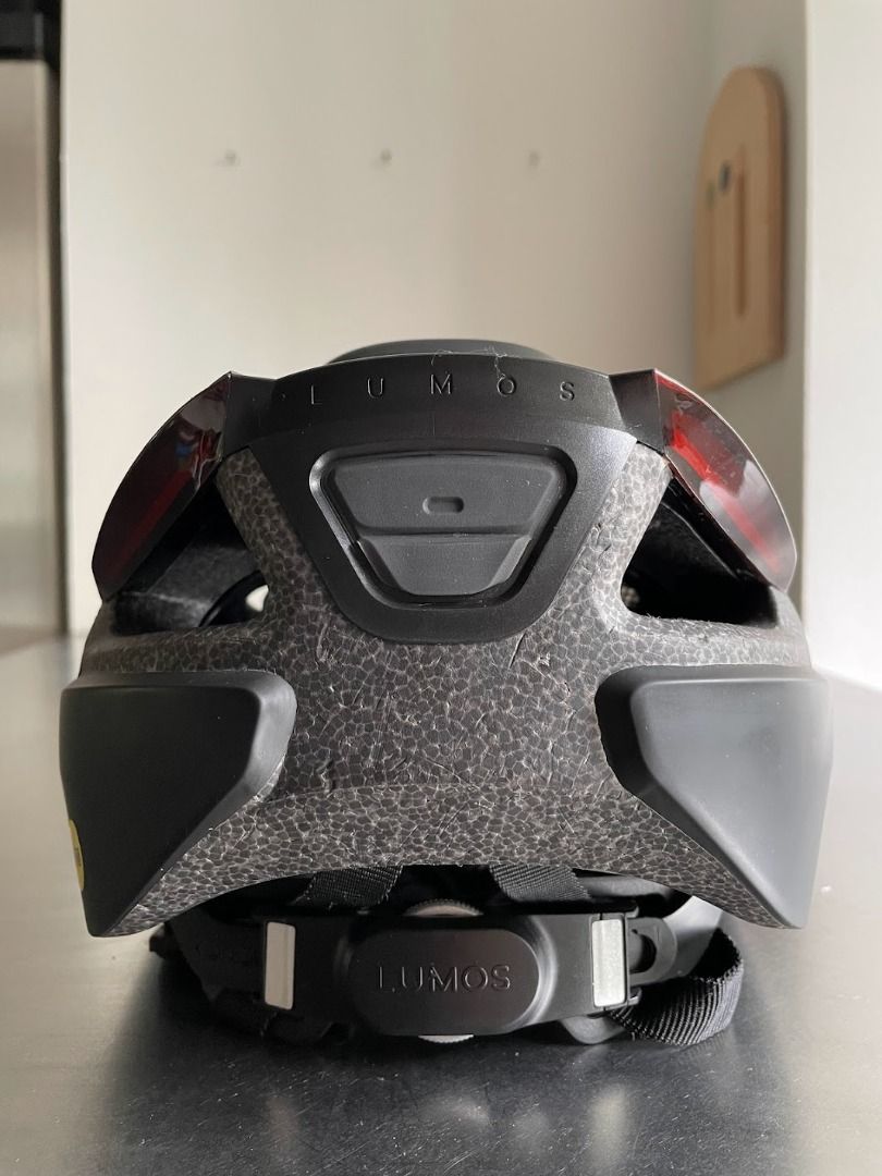 Lumos Ultra Helmut with MIPS protective layer and Lumos Remote Lite ...