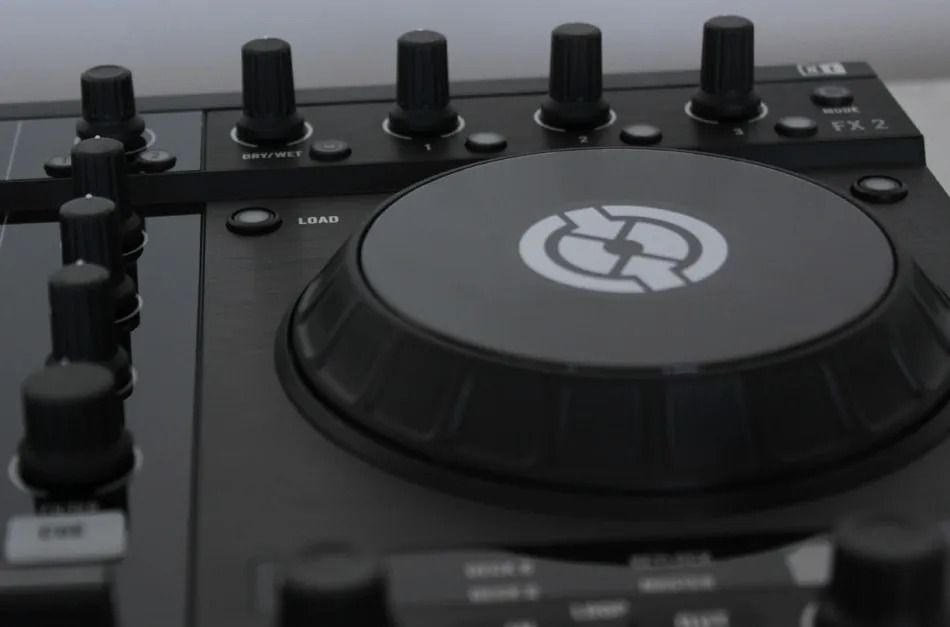 Native Instrument Traktor Kontrol s4 not s5 s6 s7 s8, 興趣及遊戲, 音樂樂器 & 配件 ...