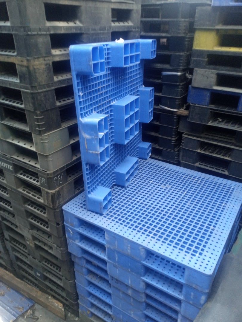 Plastic pallets for sale, Furniture & Home Living, Furniture, Bed ...