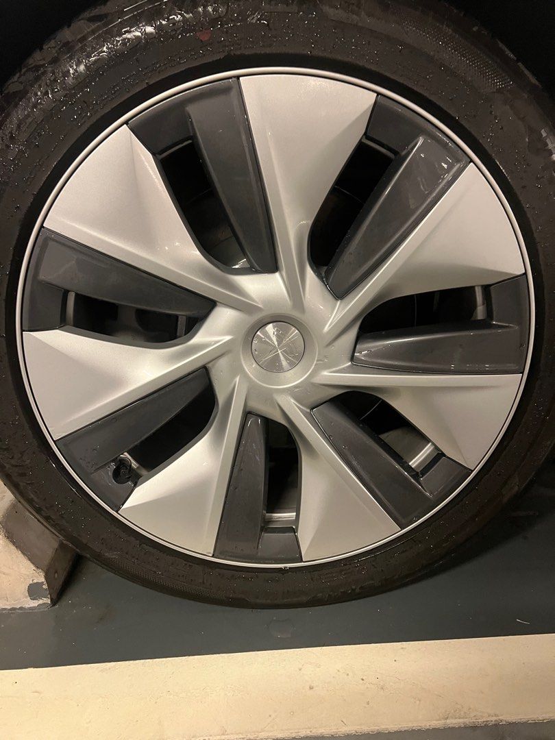 Tesla Model Y original Gemini rims and tyres - 1 month old, Car ...