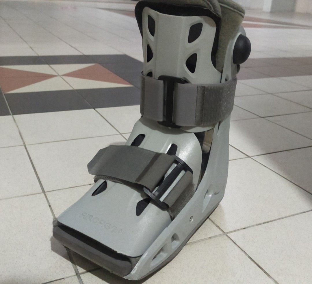 Aircast boot Medium size ( right foot), Health & Nutrition, Assistive ...