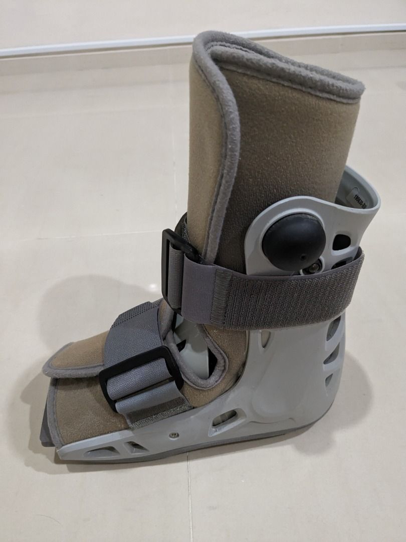 Aircast boot (size S), Health & Nutrition, Braces, Support & Protection ...
