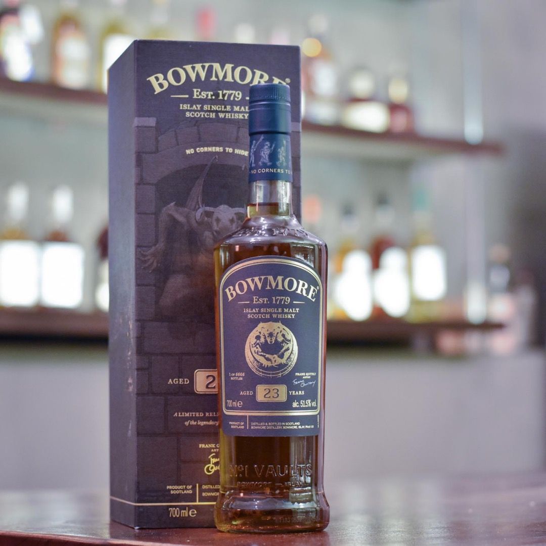 Bowmore 23 Year Old 'No Corners to Hide' Frank Quitely Limited Edition, 嘢食 & 嘢飲, 酒精飲料 - Carousell