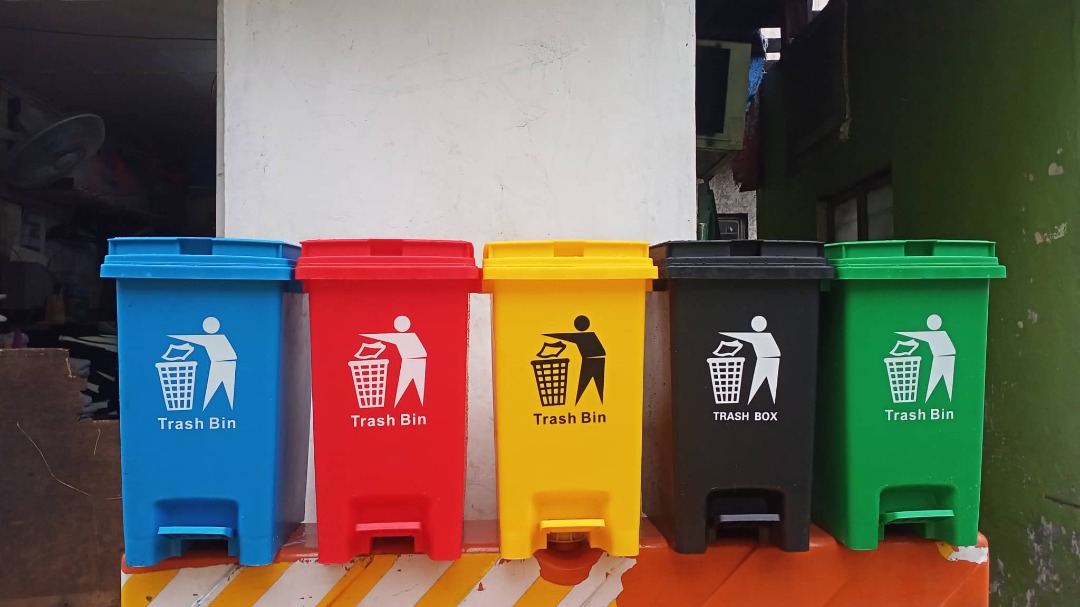 CLIP TRASH BIN, Furniture & Home Living, Cleaning & Homecare Supplies ...