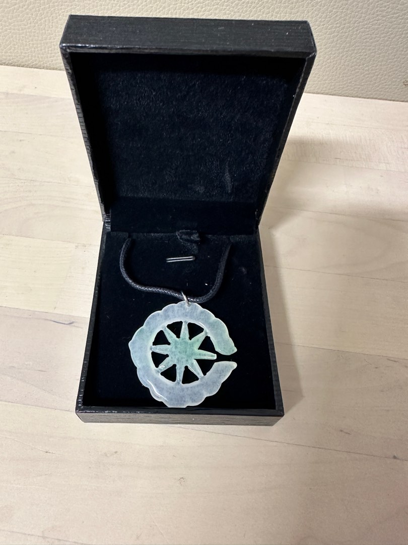 HOCC 光明會logo (夜光）, 女裝, 飾物及配件, 頸鍊 - Carousell