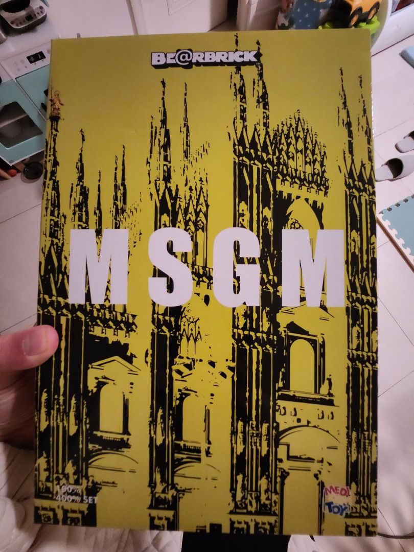 Macau Bearbrick 2022 MSGM X BE@RBRICK 100%&400%, 興趣及遊戲, 玩具 & 遊戲類 - Carousell