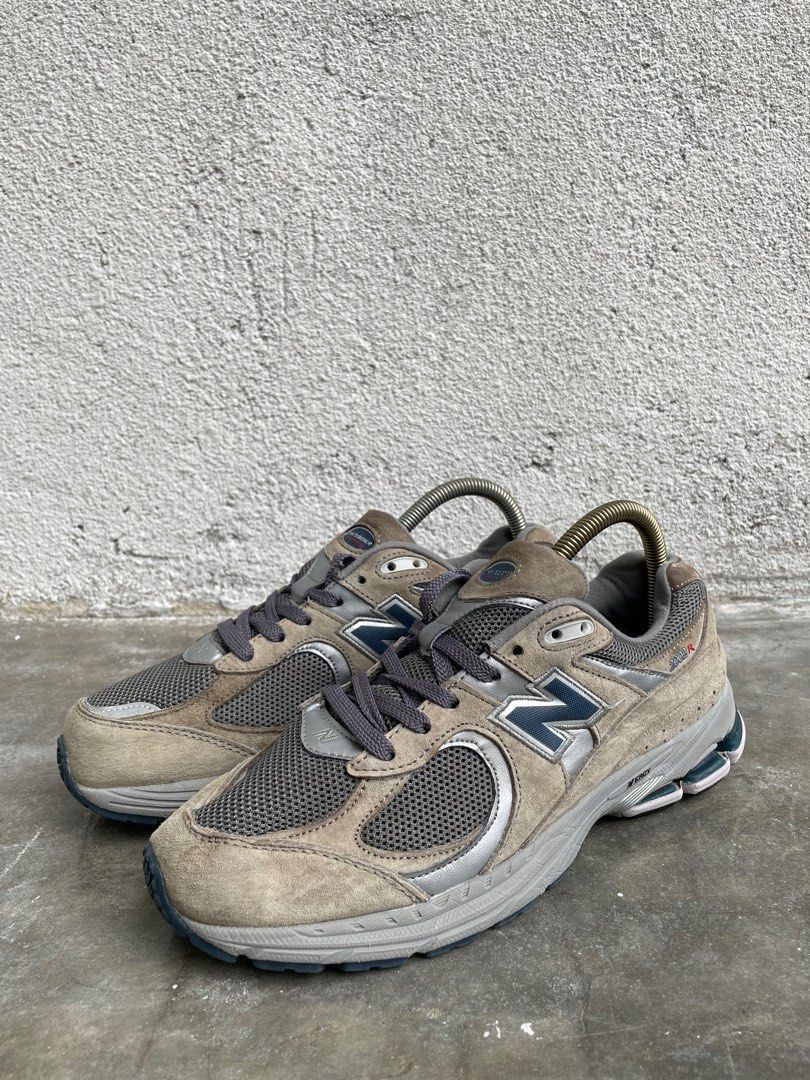 New Balance 2002, Fesyen Pria, Sepatu , Sneakers di Carousell