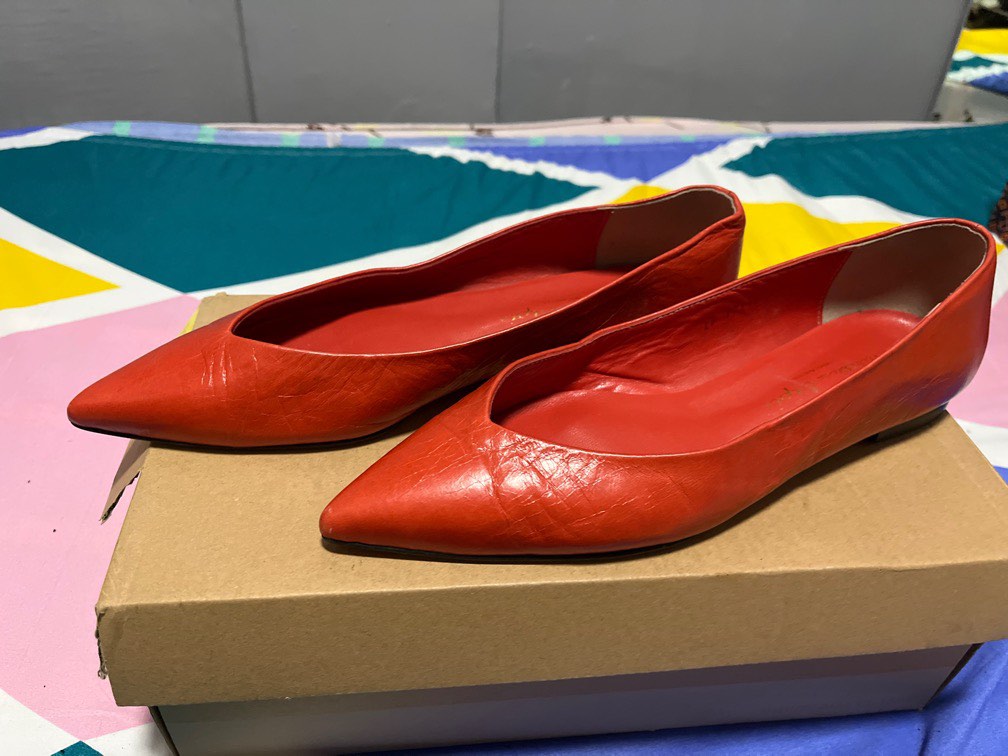 Red flats, Women's Fashion, Footwear, Flats & Sandals on Carousell