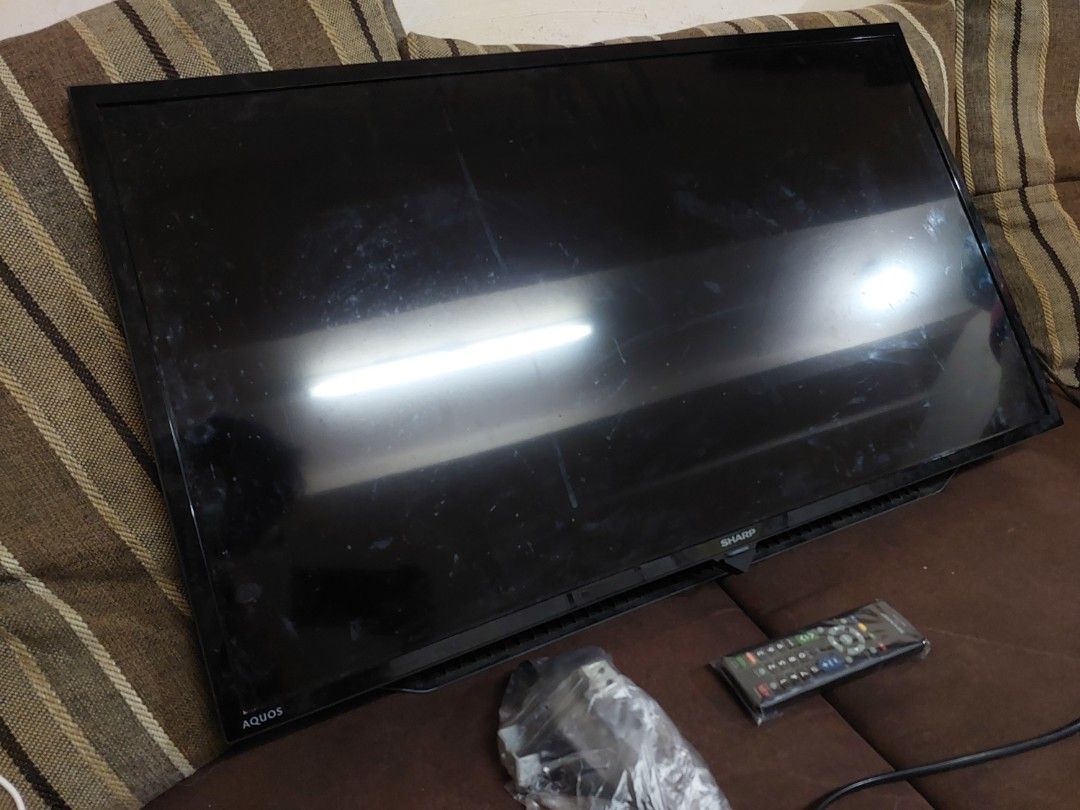 Sharp HD TV LED 32 inch Aquous LC-32LE185M (with remote), TV & Home ...