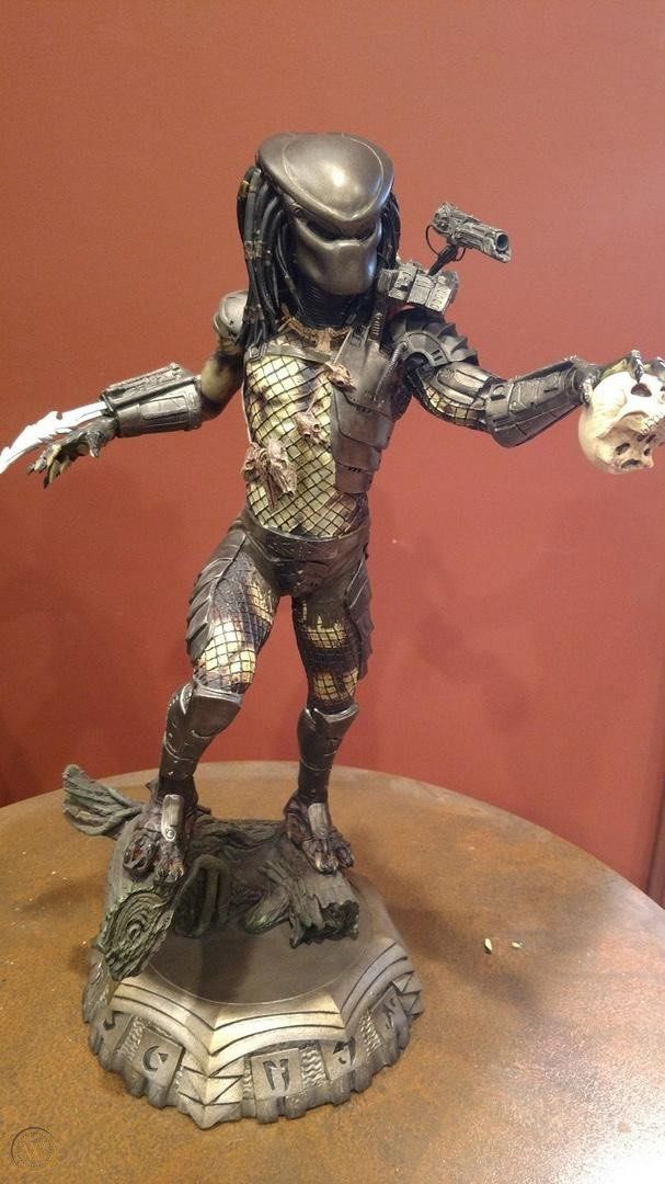 Sideshow predator statue, Hobbies & Toys, Toys & Games on Carousell